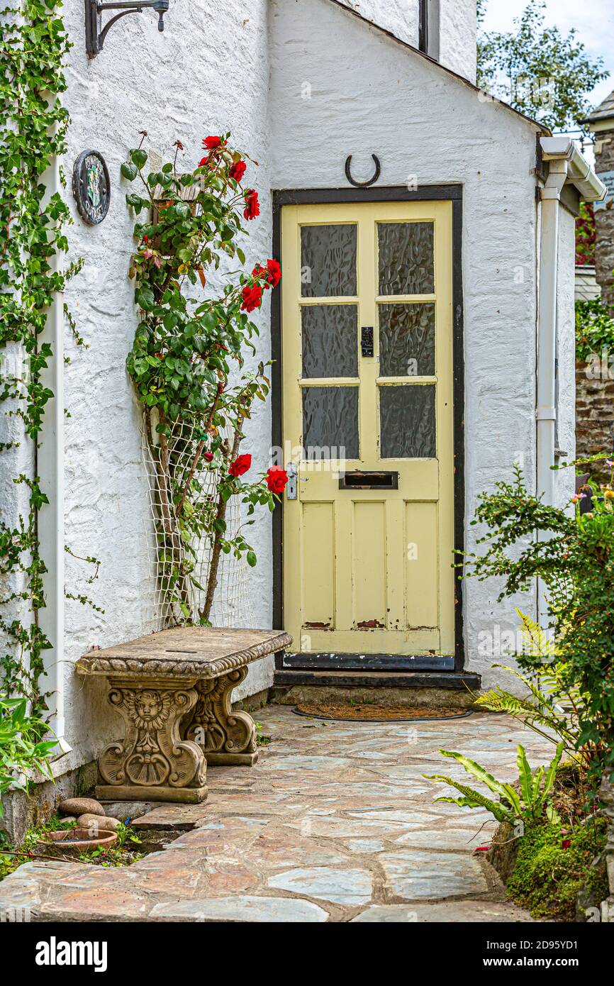 Old english cottage with climbing roses hi-res stock photography and ...