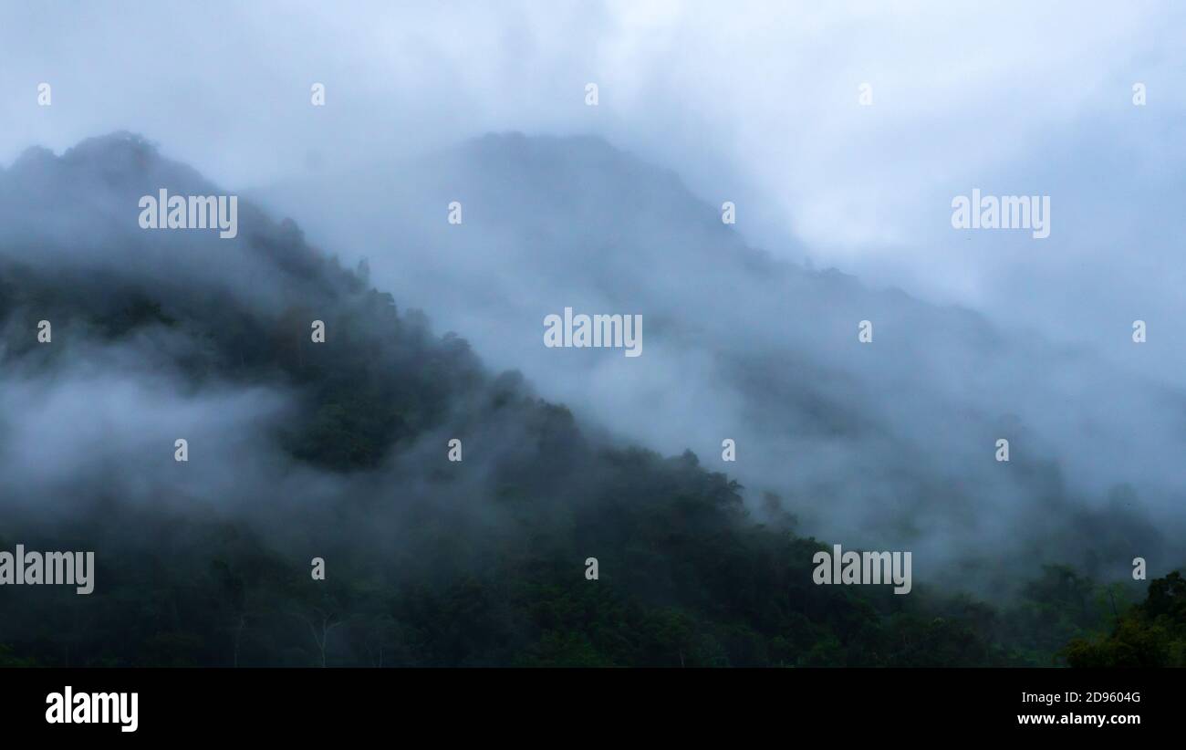 Fog on the mountain hi-res stock photography and images - Alamy