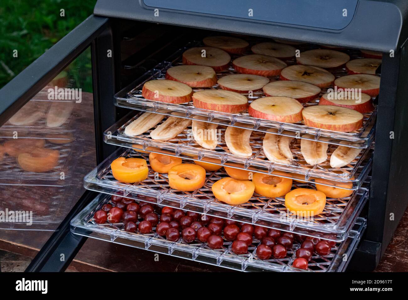 Electric drying machine for dehydrating products with horizontal ...