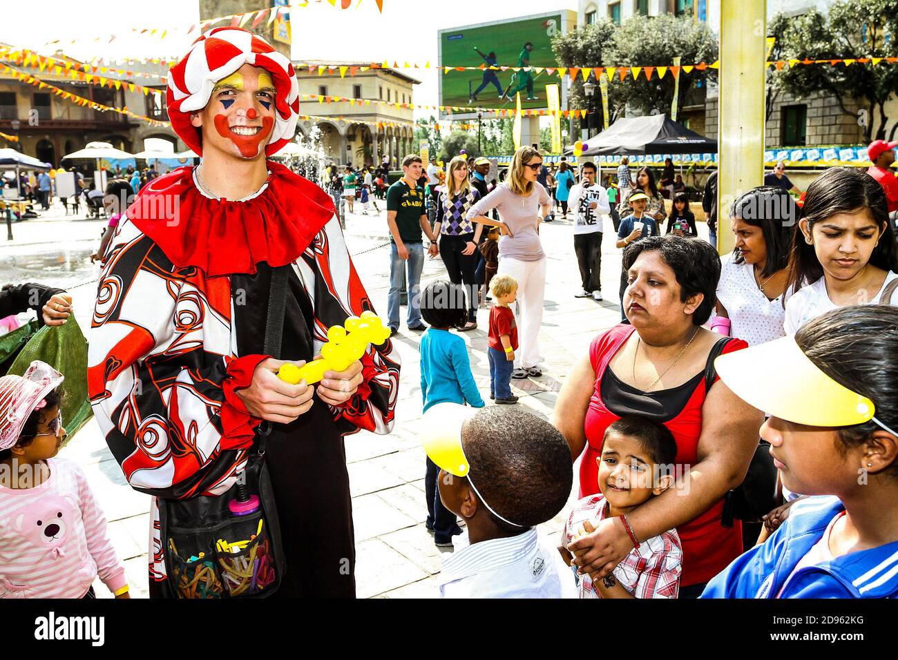 Children's entertainer clown girl hi-res stock photography and images ...