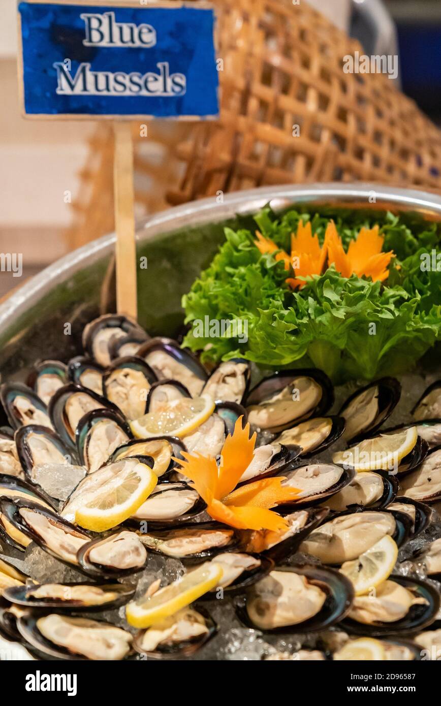 Blue Mussel in Seafood on ice buffet bar Stock Photo - Alamy
