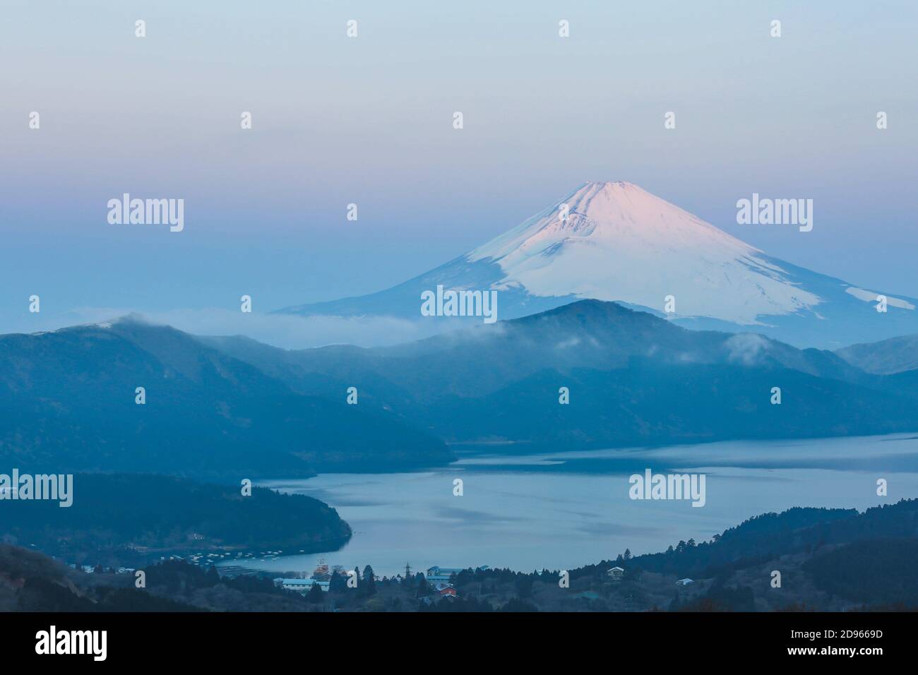 View mount fuji mirror reflection hi-res stock photography and images ...