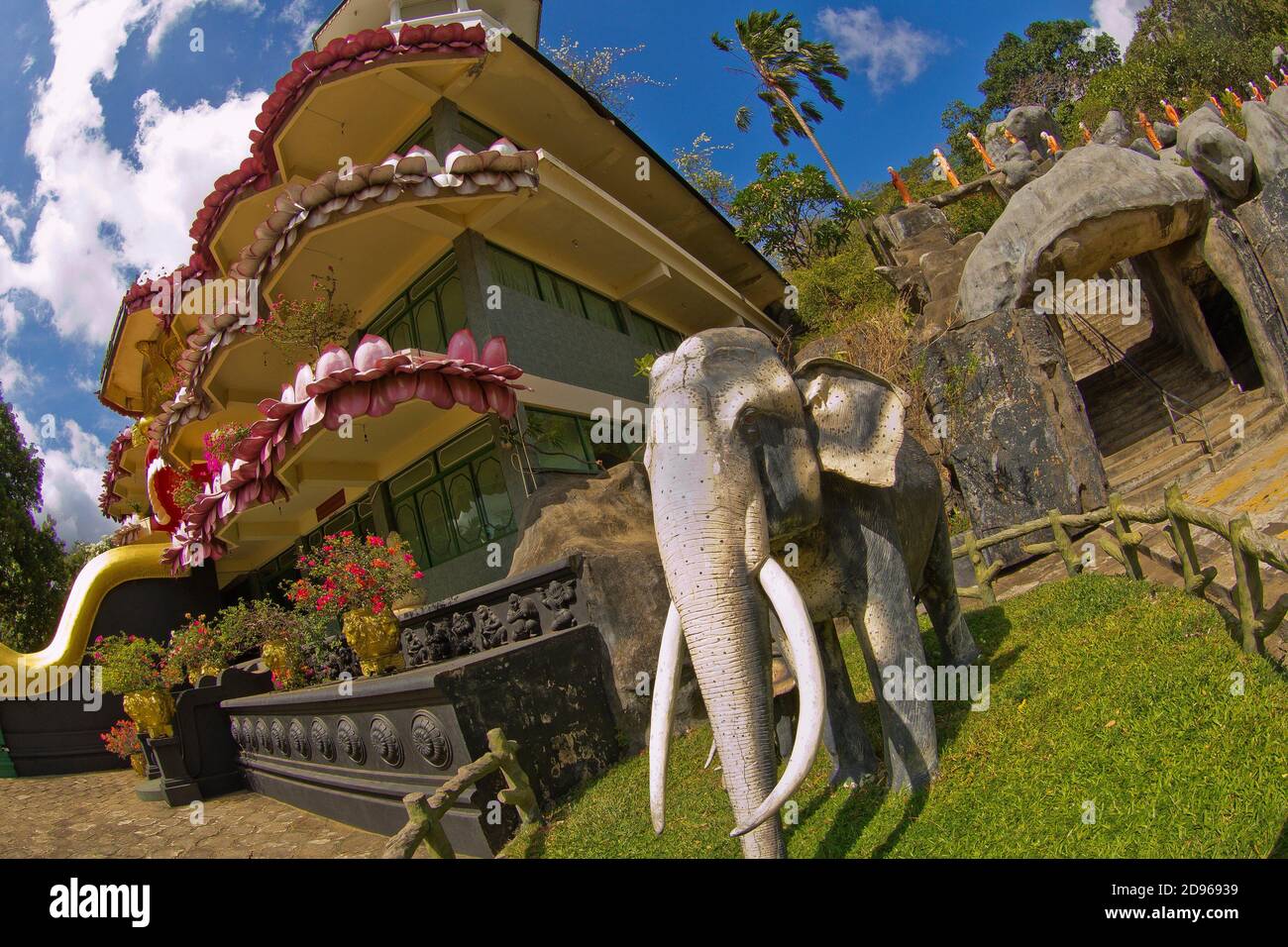 Monk temple sri lanka hi-res stock photography and images - Alamy