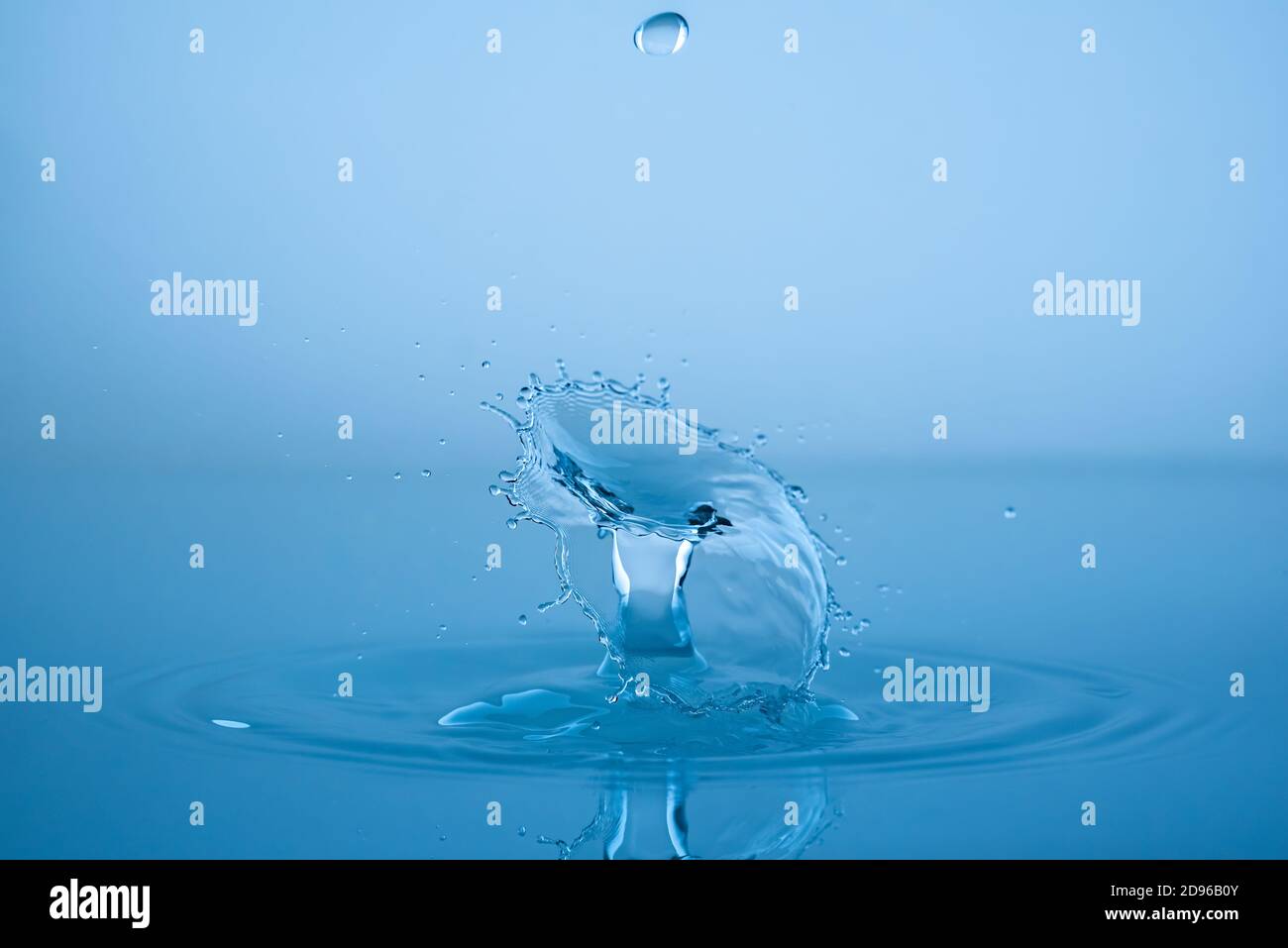 Water splash mirror horizontal hi-res stock photography and images - Alamy