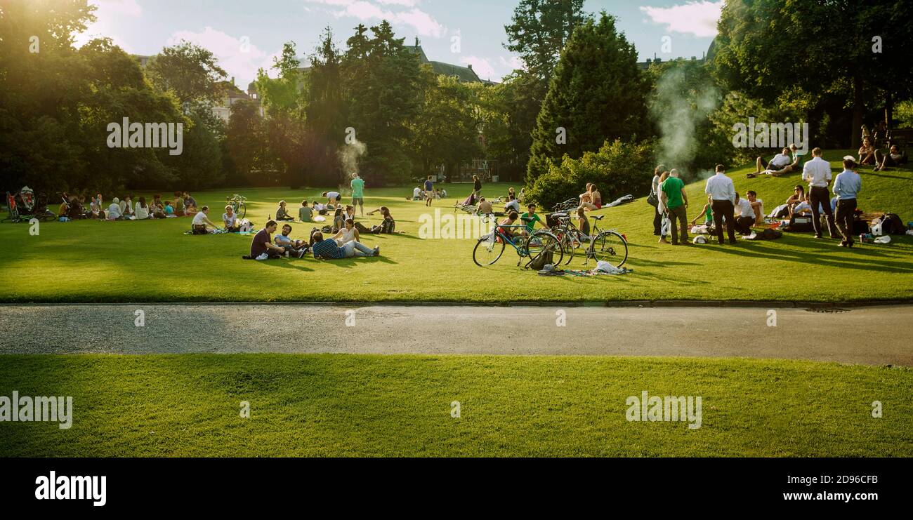 Socializing in park hi-res stock photography and images - Alamy