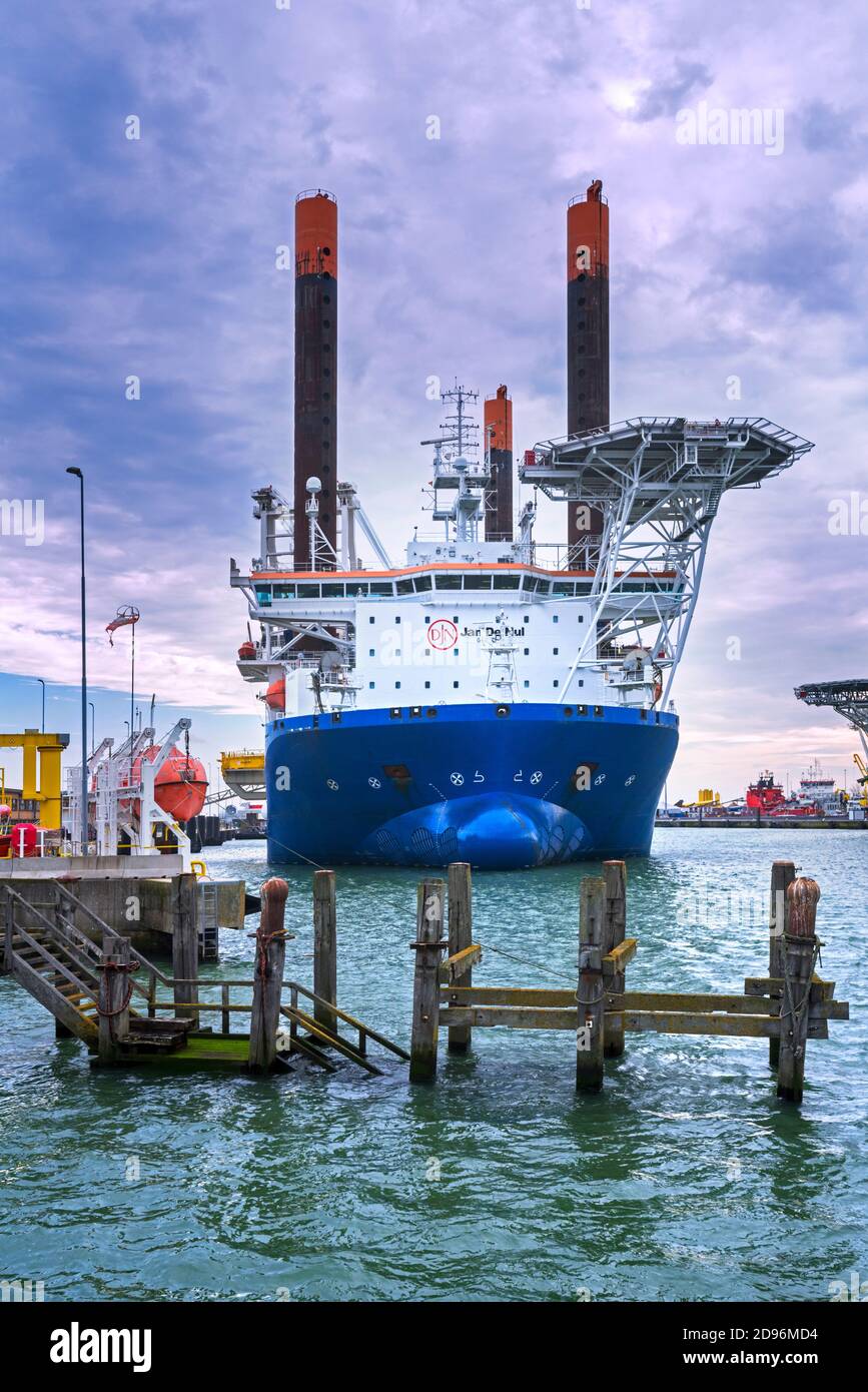 Offshore platform installation hi-res stock photography and images - Alamy
