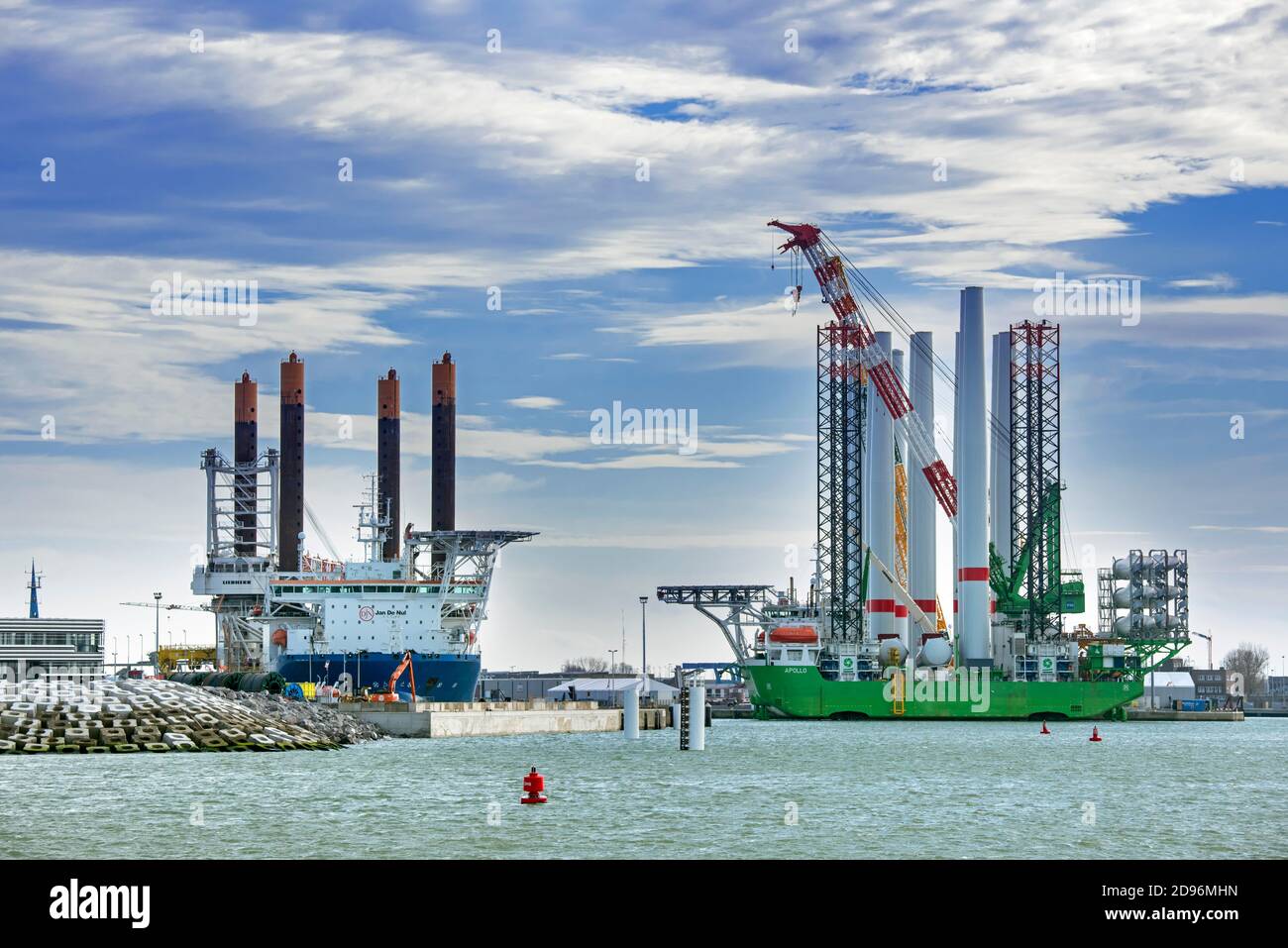 Offshore jack up installation vessels hi-res stock photography and ...