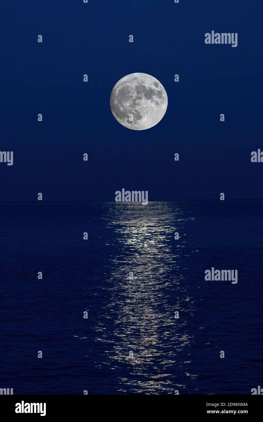 Full moon rise over ocean hi-res stock photography and images - Alamy