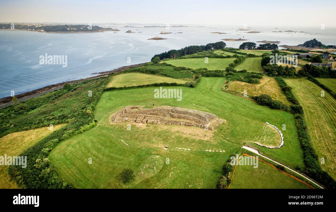 Monument neolithic tumulus mound hi-res stock photography and images ...
