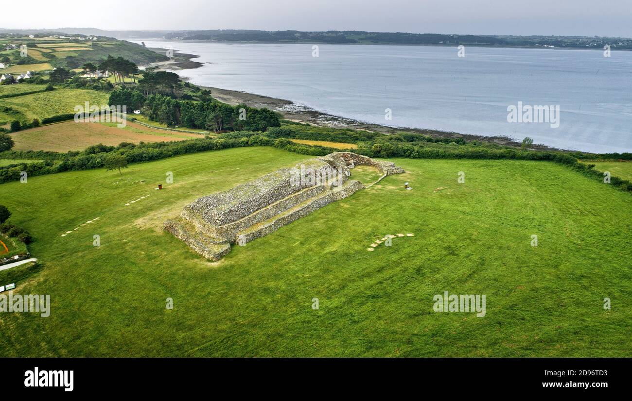 Barnenez tumulus hi-res stock photography and images - Alamy