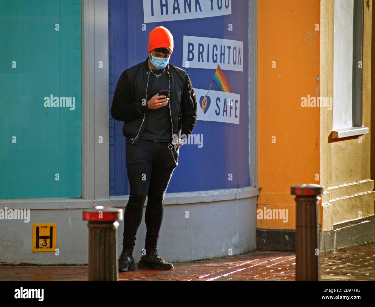 Masked man mobile phone hi-res stock photography and images - Alamy