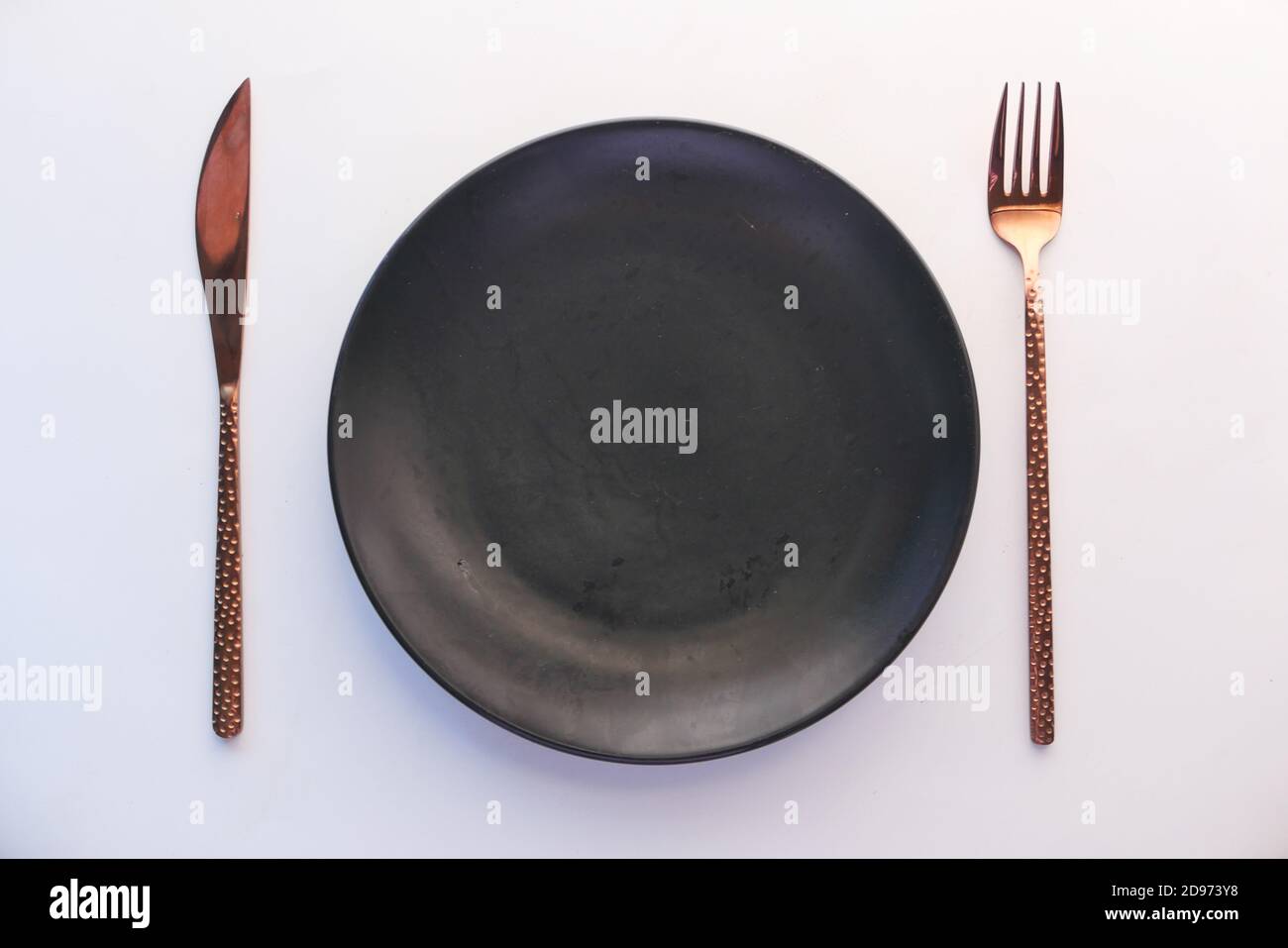 cutlery and empty plate on white background top down Stock Photo - Alamy