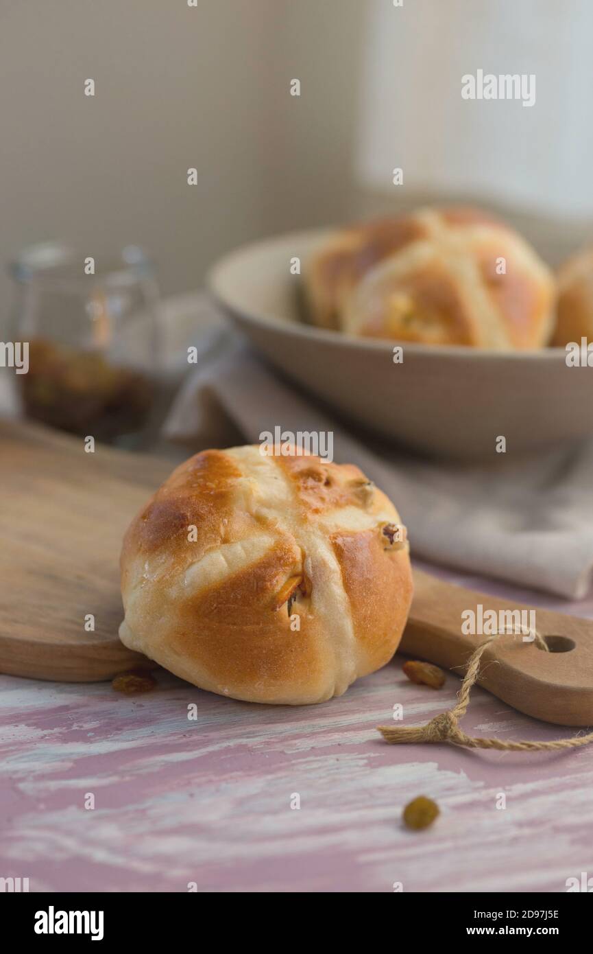Freshly baked traditional hot-cross buns. British Easter bread Stock ...