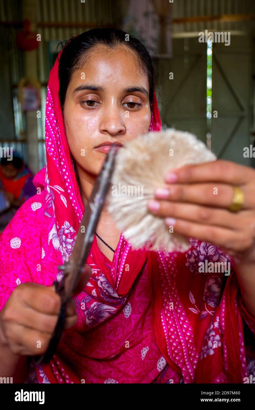 Indian handicrafts making hi-res stock photography and images - Alamy