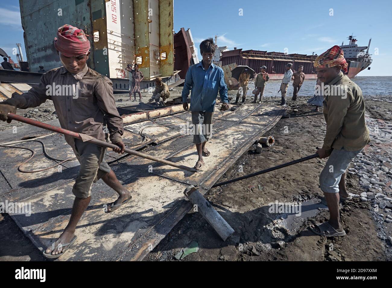 Ship recycling bangladesh hi-res stock photography and images - Alamy