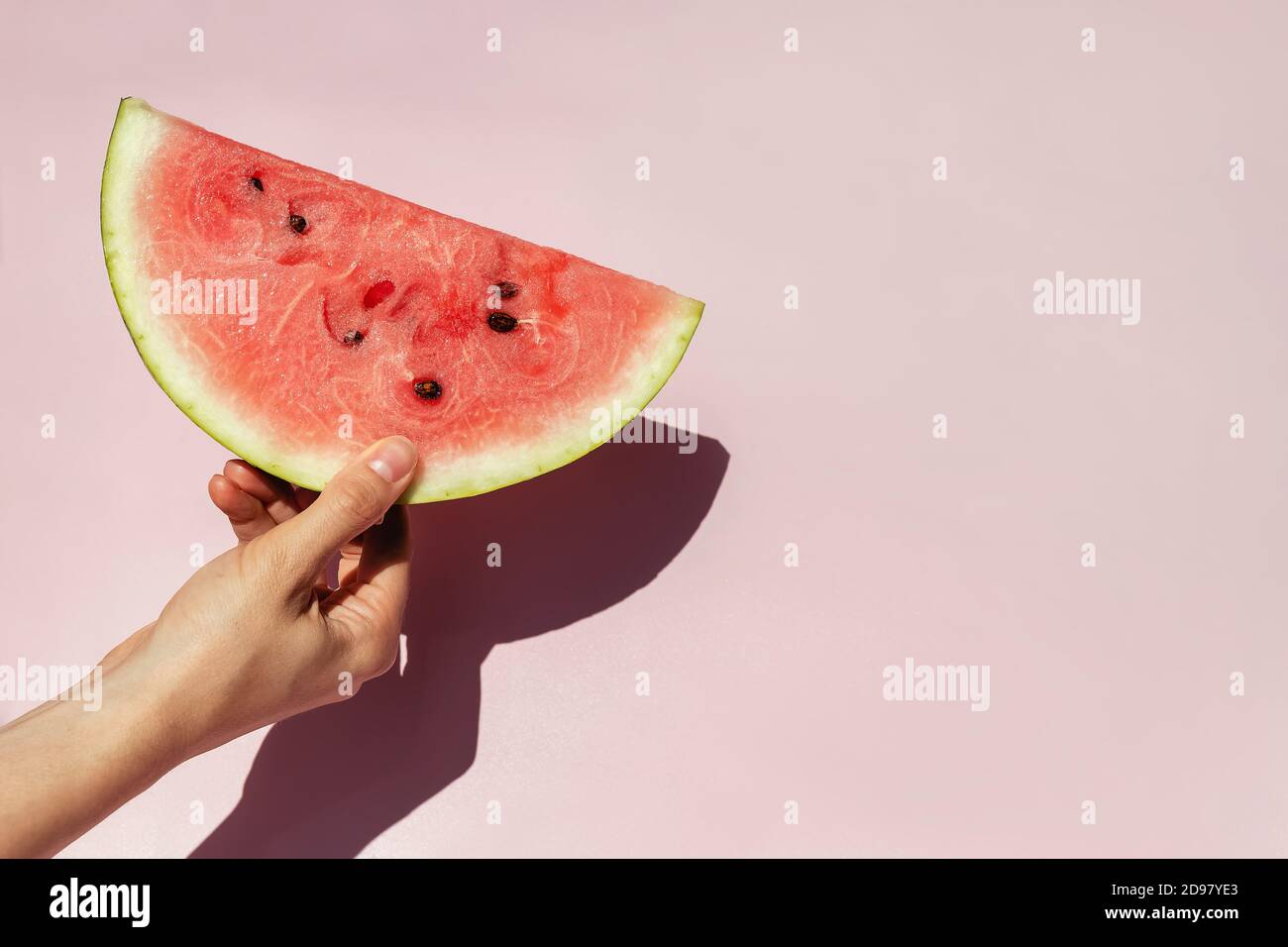Hand holding melon hi-res stock photography and images - Alamy