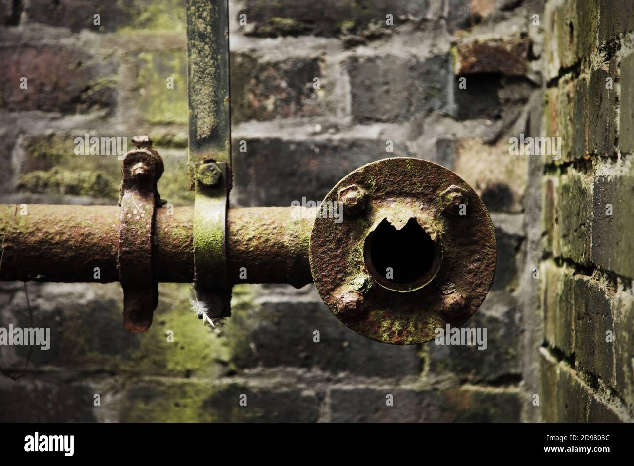 Broken bolts hi-res stock photography and images - Alamy