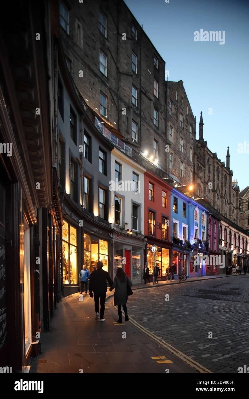 Shops and bars in Victoria Street, Edinburgh, Scotland Stock Photo - Alamy
