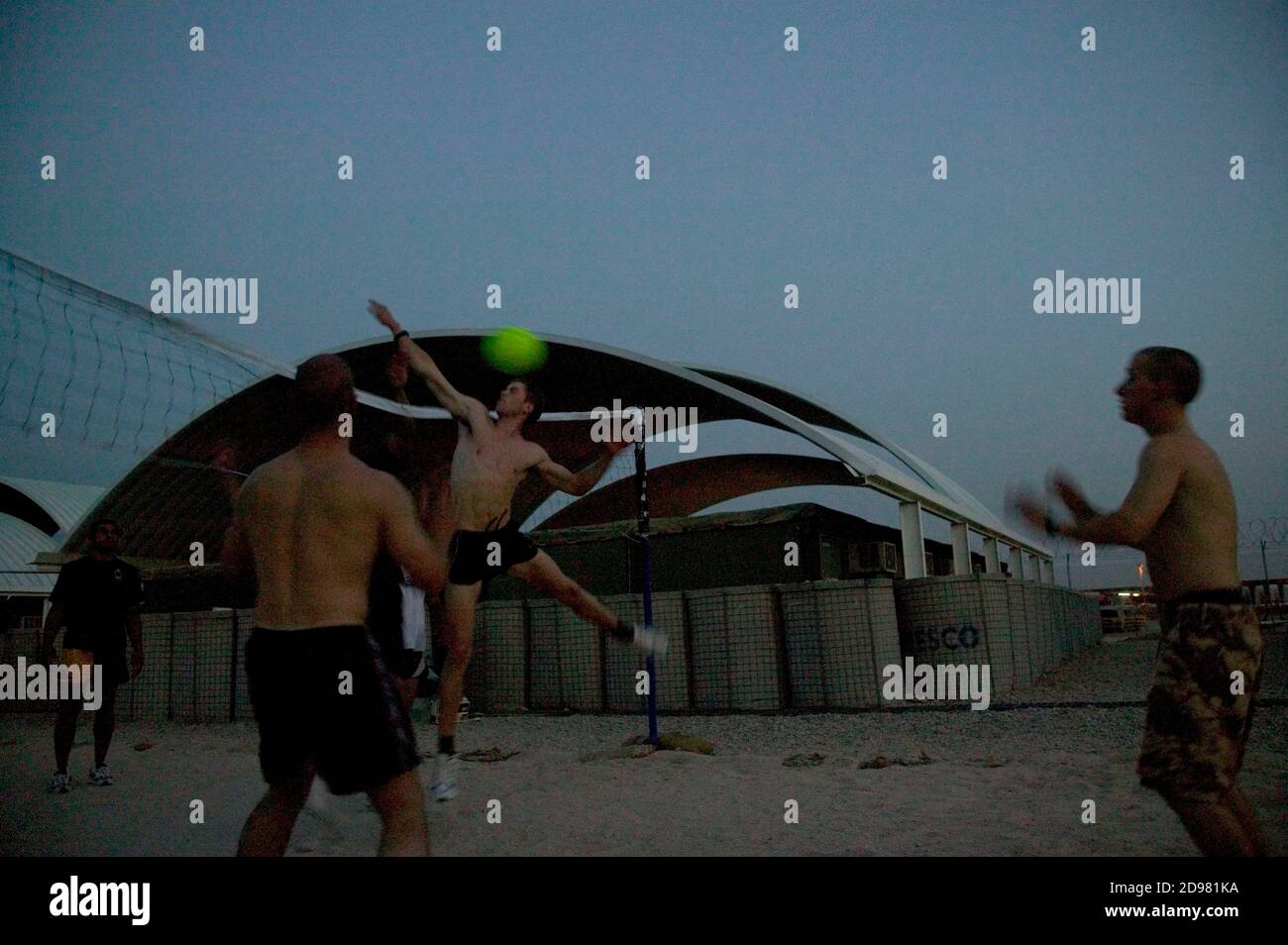 Members of 35 Engineer Regiment playing volleyball. Southern Iraq Stock ...