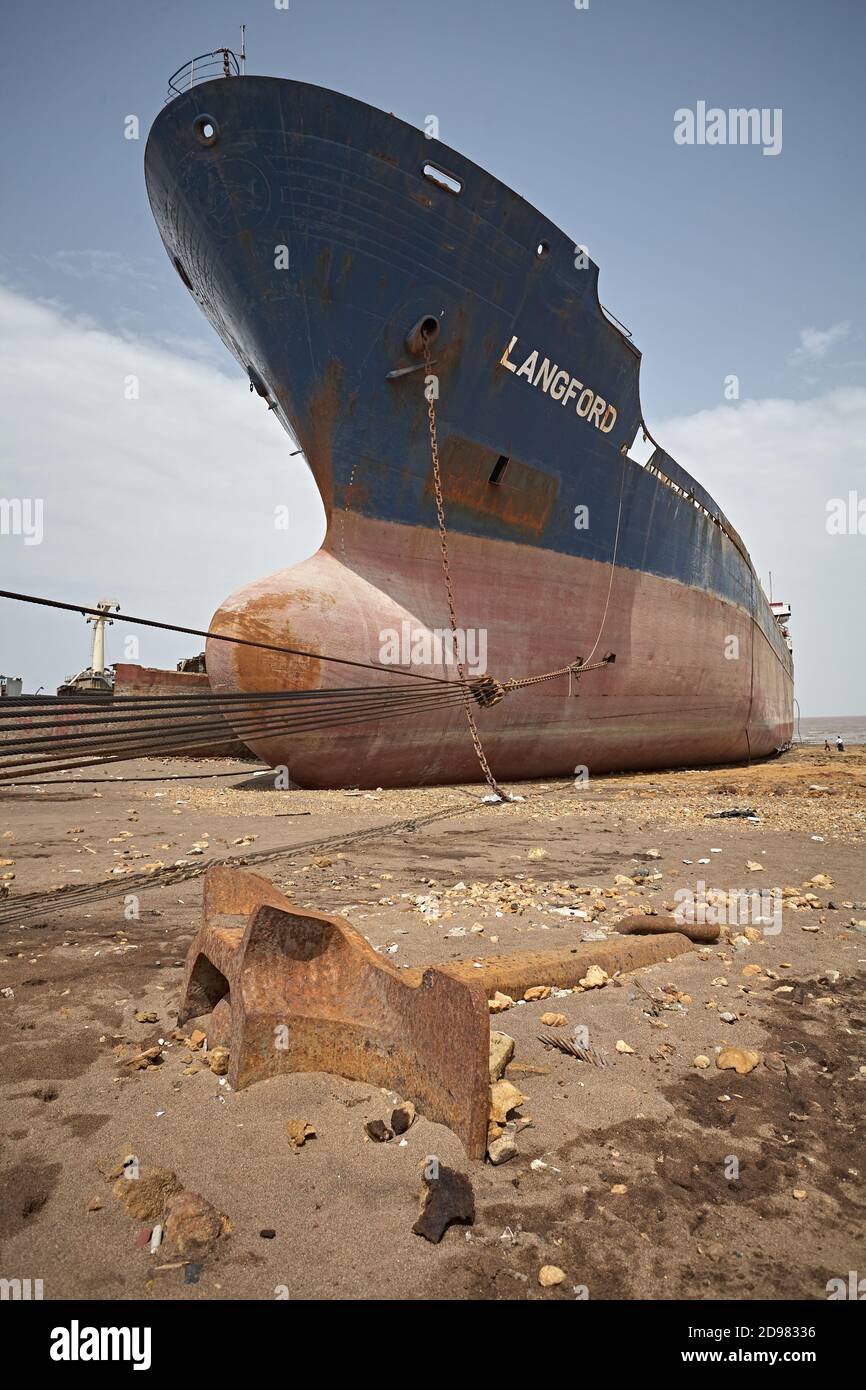 Ship scrap yard alang hi-res stock photography and images - Alamy