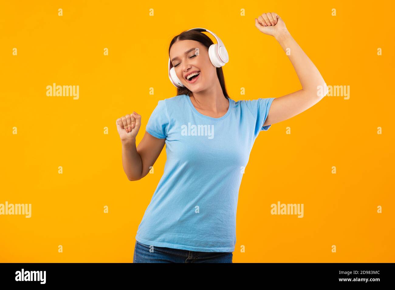 Young woman enjoying favorite music hi-res stock photography and images ...