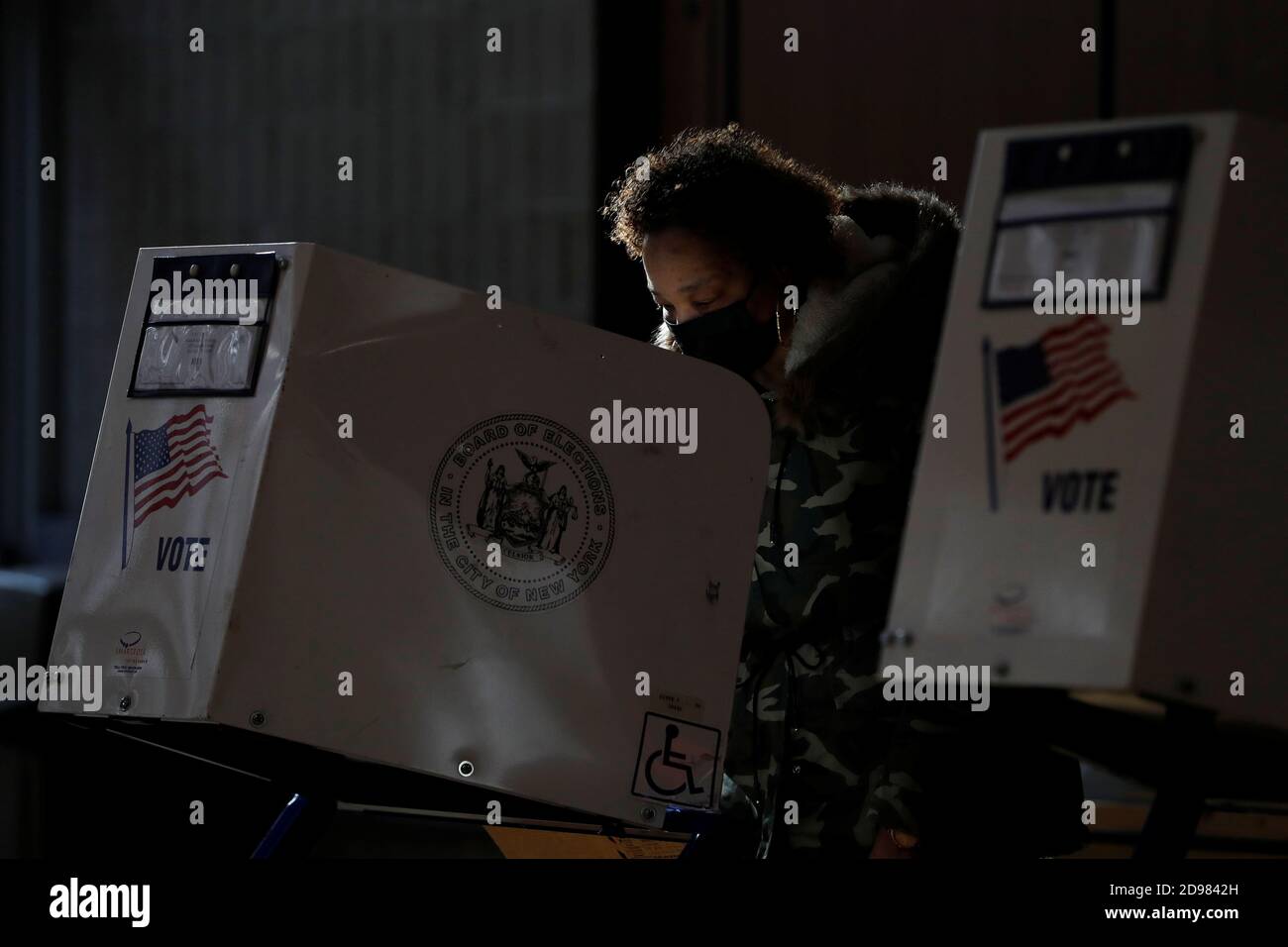 2020 woman voting booth hi-res stock photography and images - Alamy
