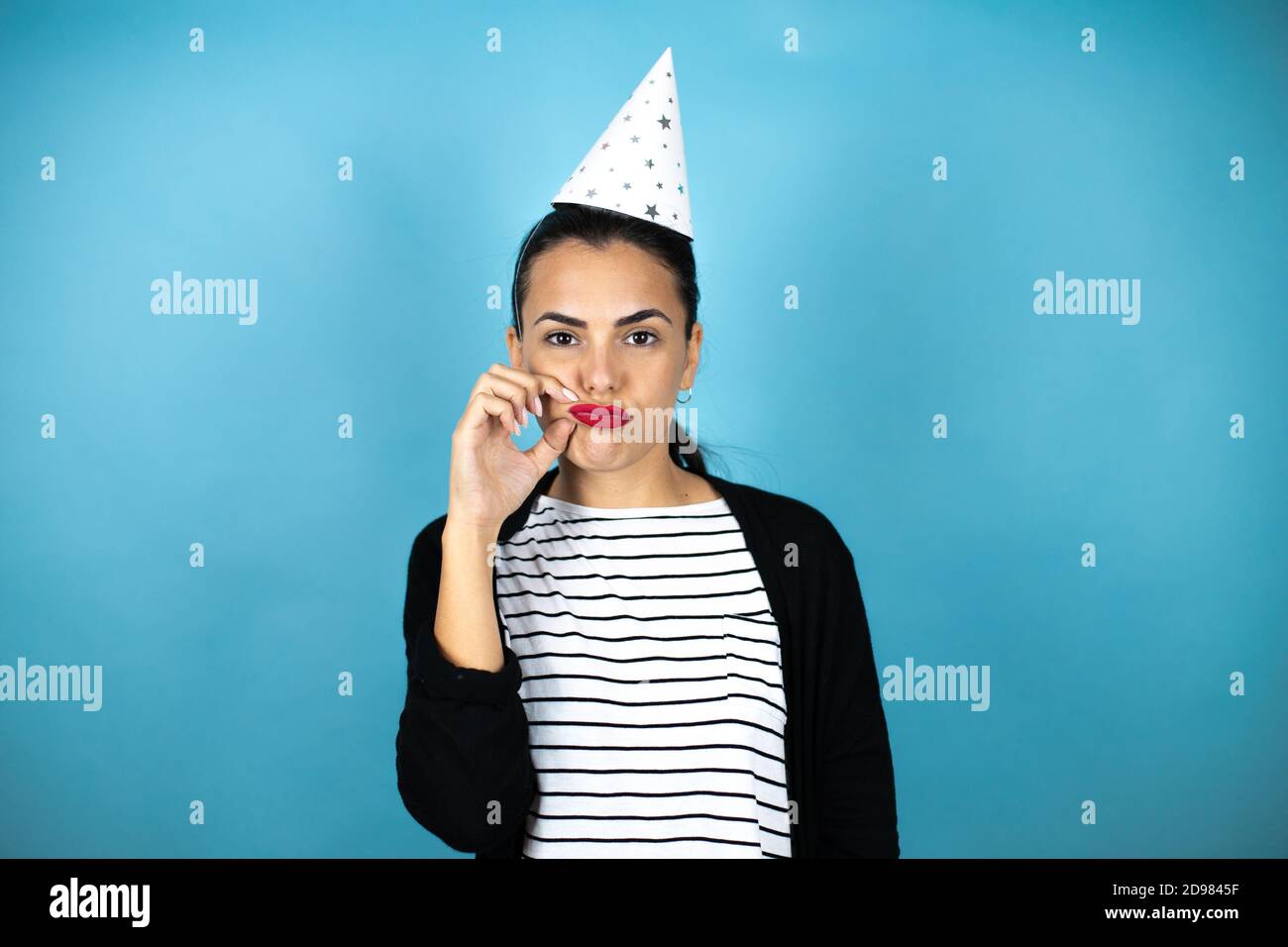 Female hand keep cake hi-res stock photography and images - Alamy