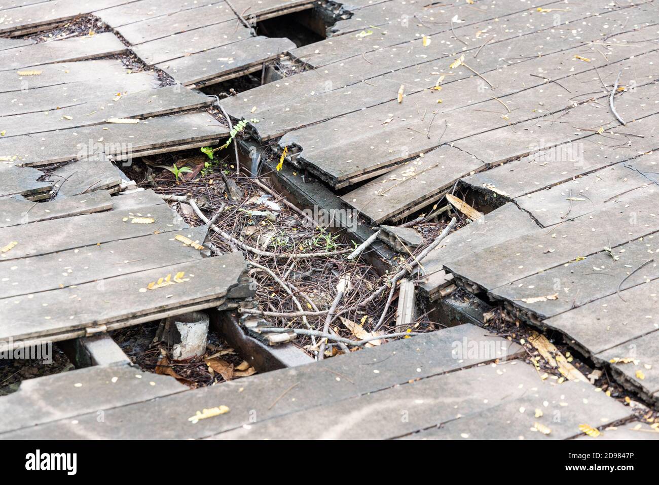 Broken wood plank hi-res stock photography and images - Alamy