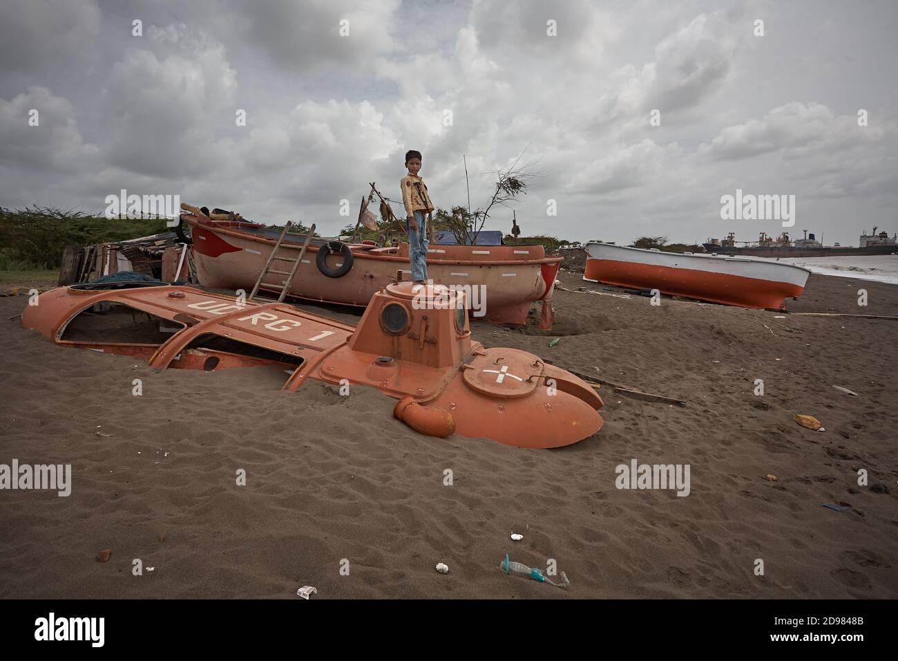 Shipbreaking hi-res stock photography and images - Alamy