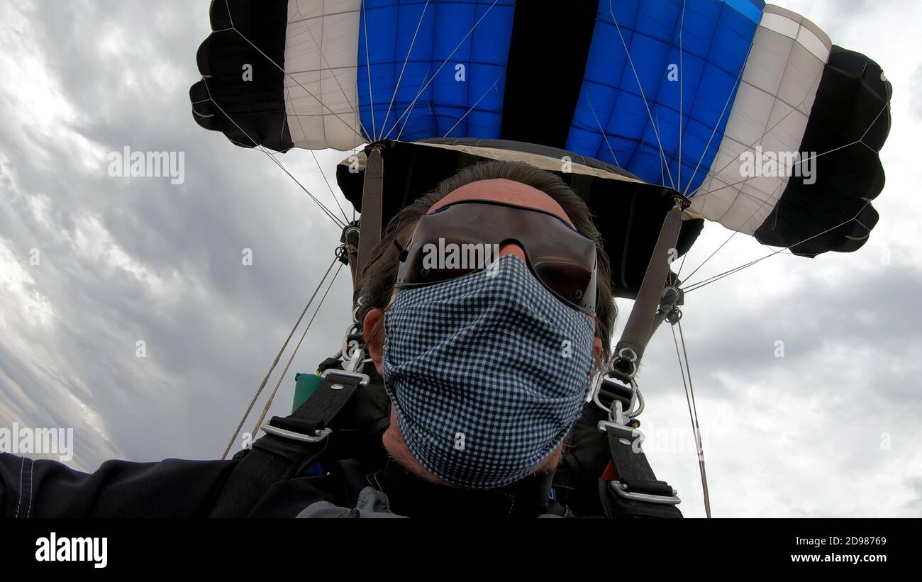 Skydiving tandem with protective mask after the lockdown Stock Photo ...