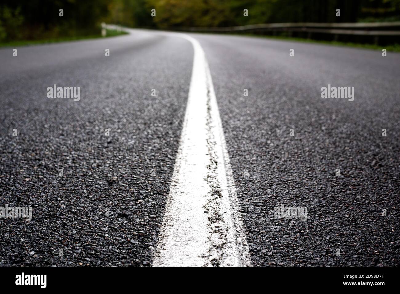 White road markings hi-res stock photography and images - Alamy