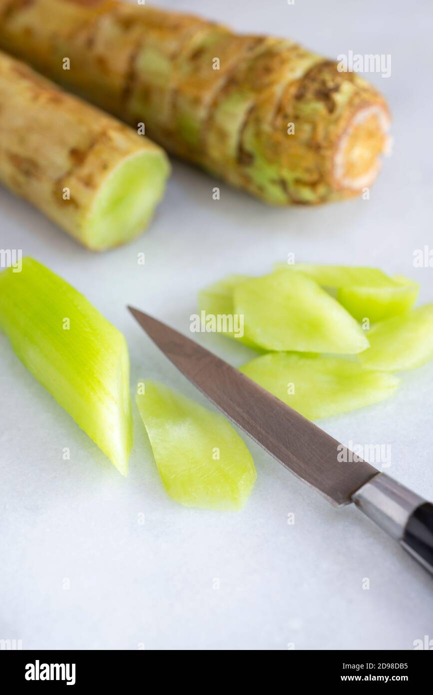 Lettuce being sliced hi-res stock photography and images - Alamy