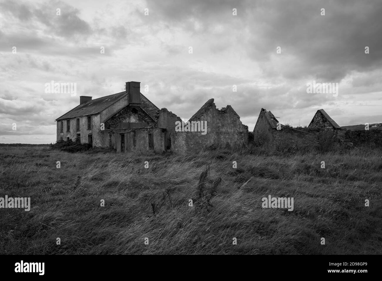 Decay house hi-res stock photography and images - Alamy