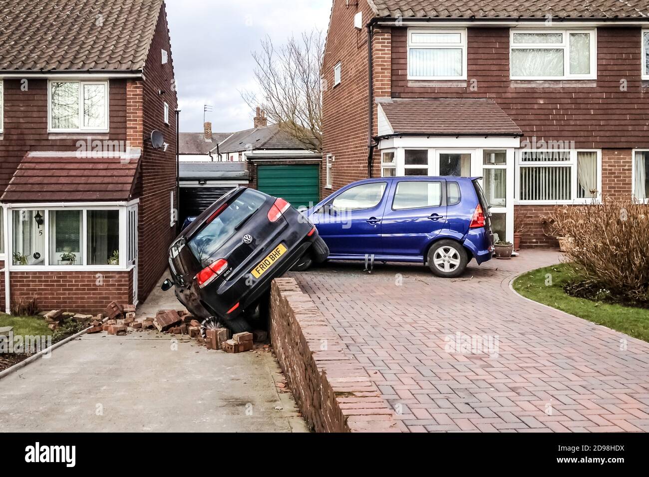 Two cars driveway hi-res stock photography and images - Alamy