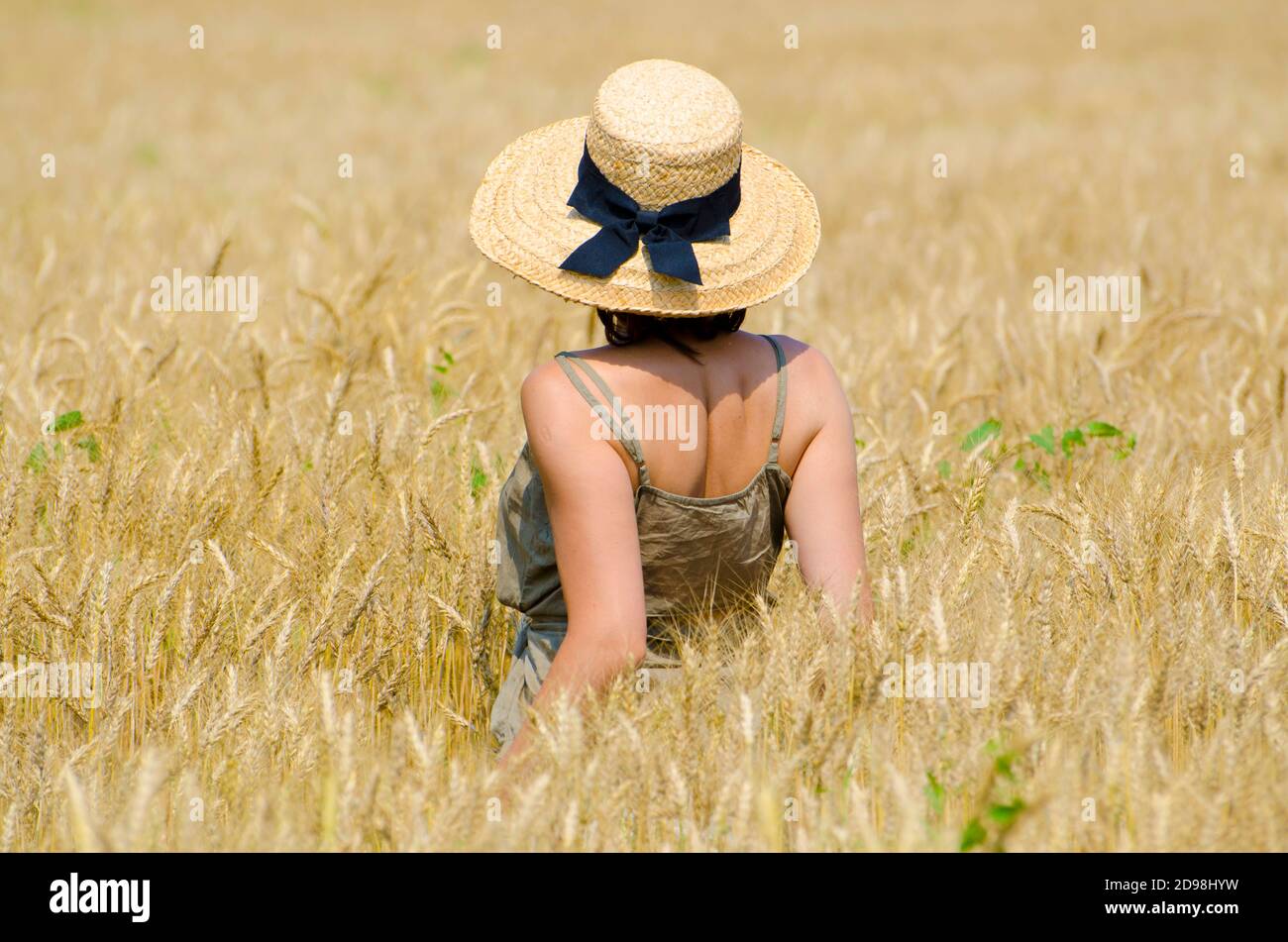 Straw boater hat women hi-res stock photography and images - Alamy