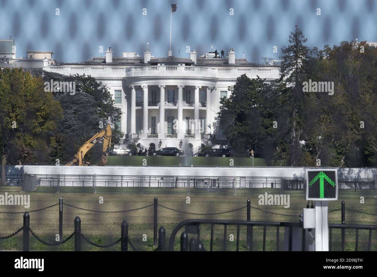 Washington, USA. 03rd Nov, 2020. White House crew build another non ...