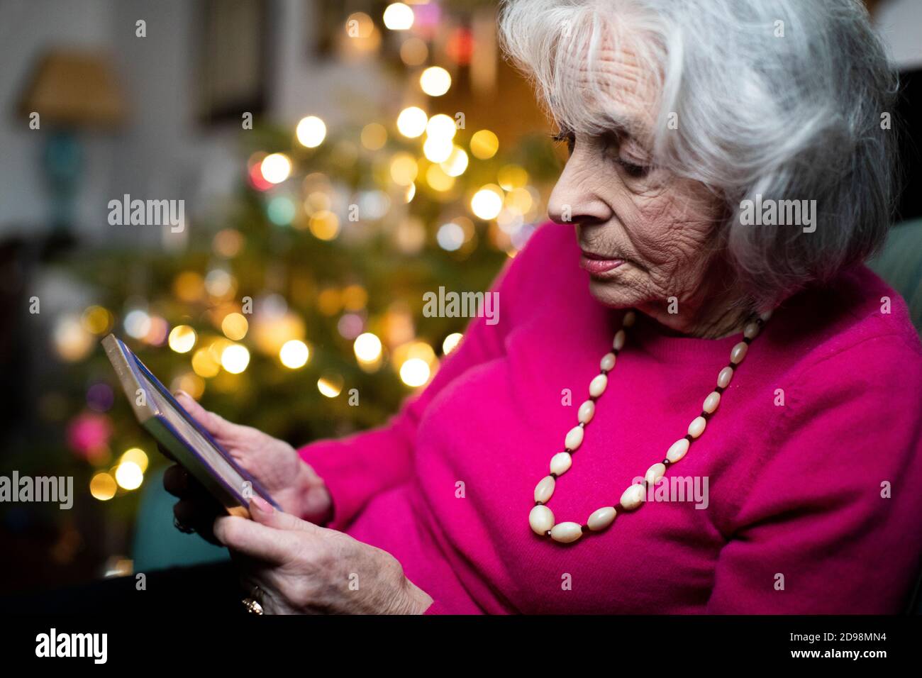 Sad woman alone hi-res stock photography and images - Alamy
