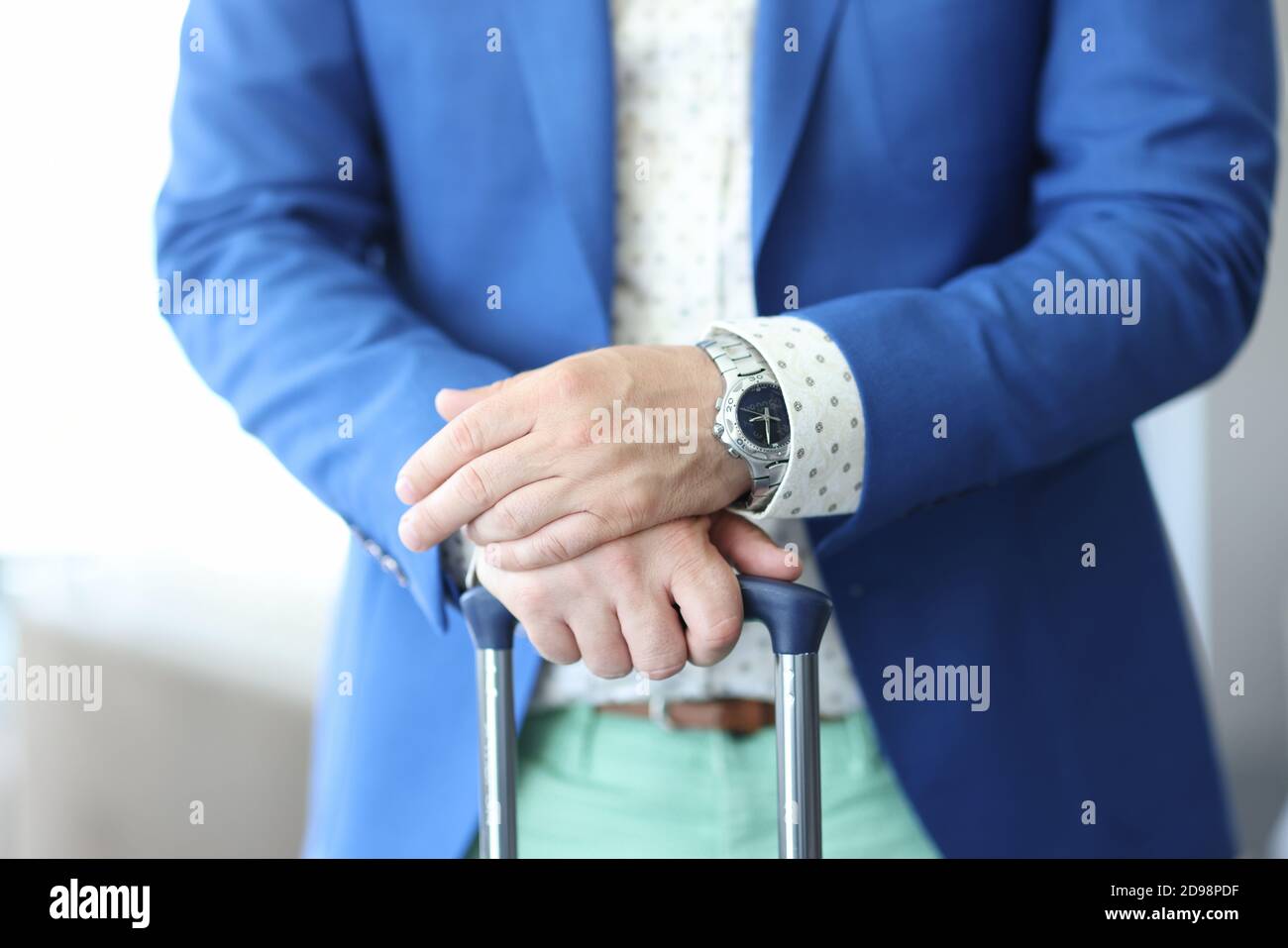 Male hands are holding a handle from a suitcase Stock Photo - Alamy