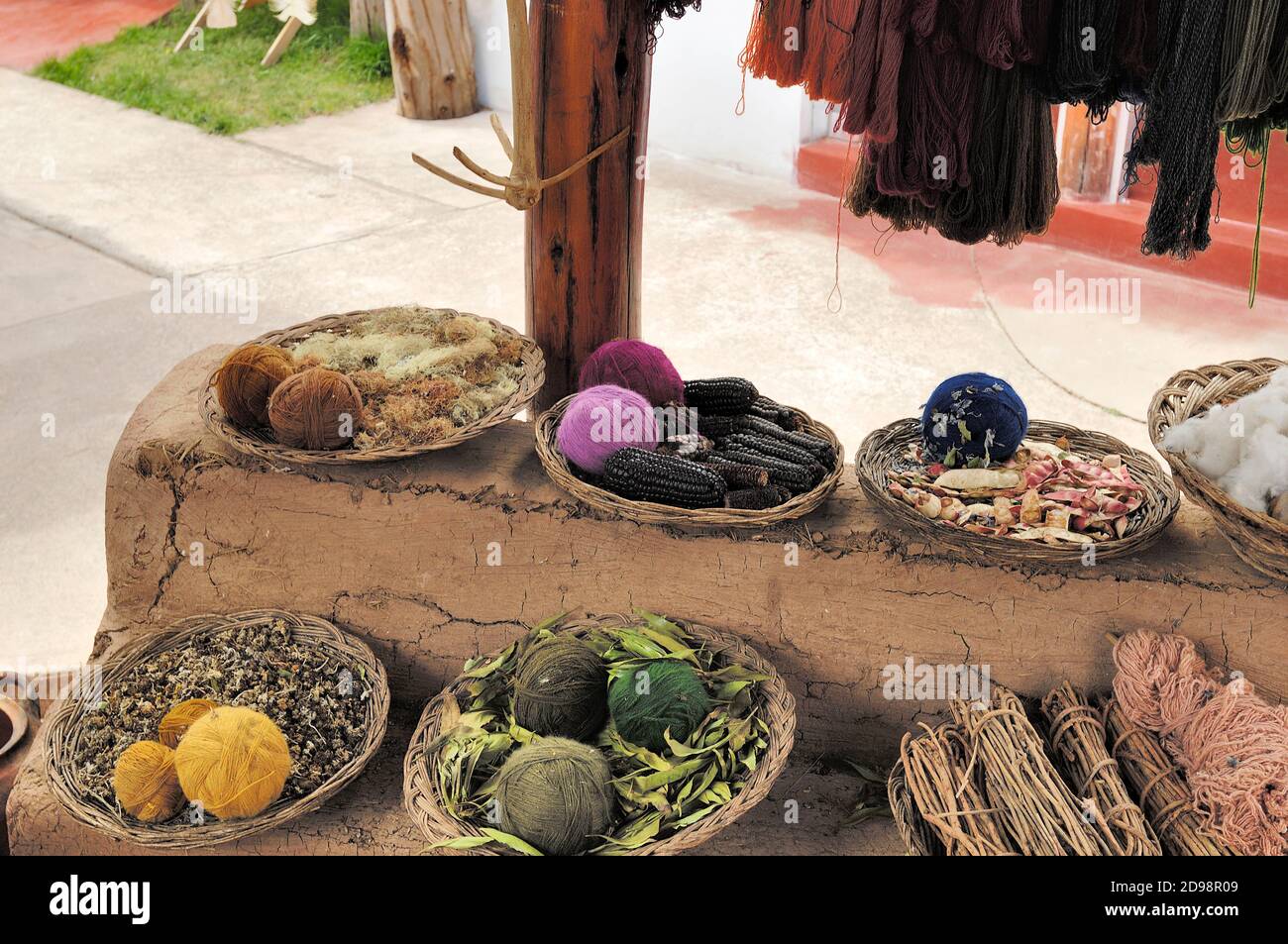 Colouring wool hi-res stock photography and images - Alamy