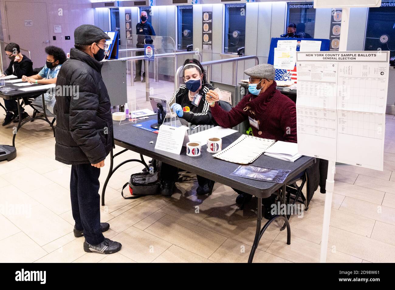 Empty us polling station hi-res stock photography and images - Alamy