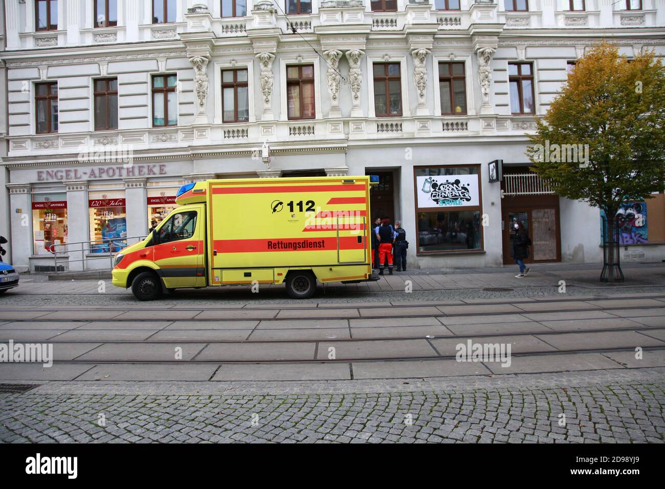 ein rettungseinsatz mit polizei unterstützung rtw, feuerwehr, notarzt ...