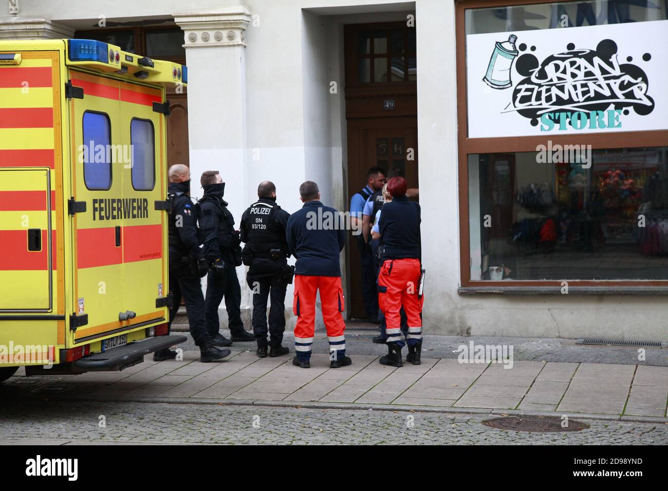 ein rettungseinsatz mit polizei unterstützung rtw, feuerwehr, notarzt ...