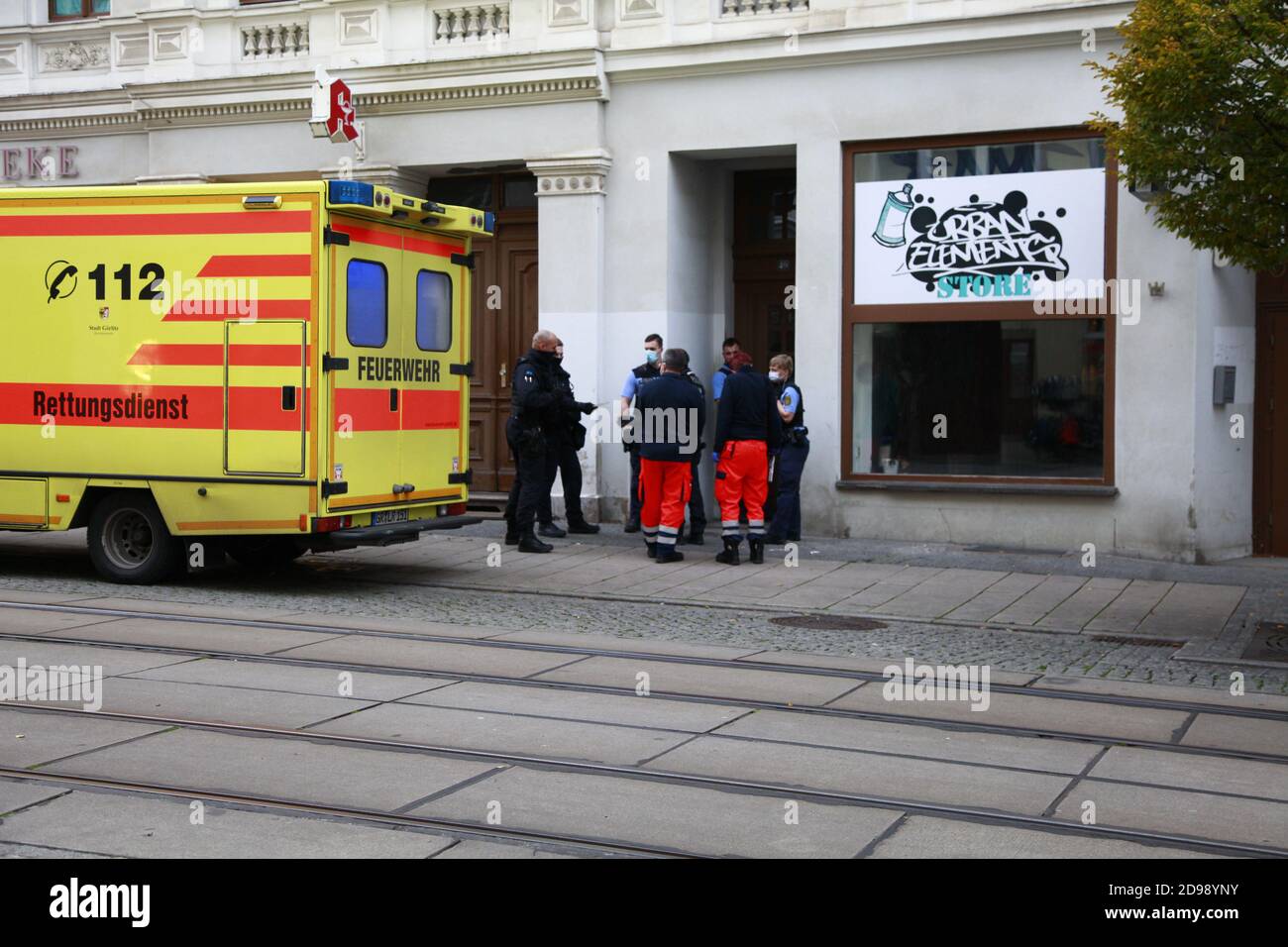 ein rettungseinsatz mit polizei unterstützung rtw, feuerwehr, notarzt ...