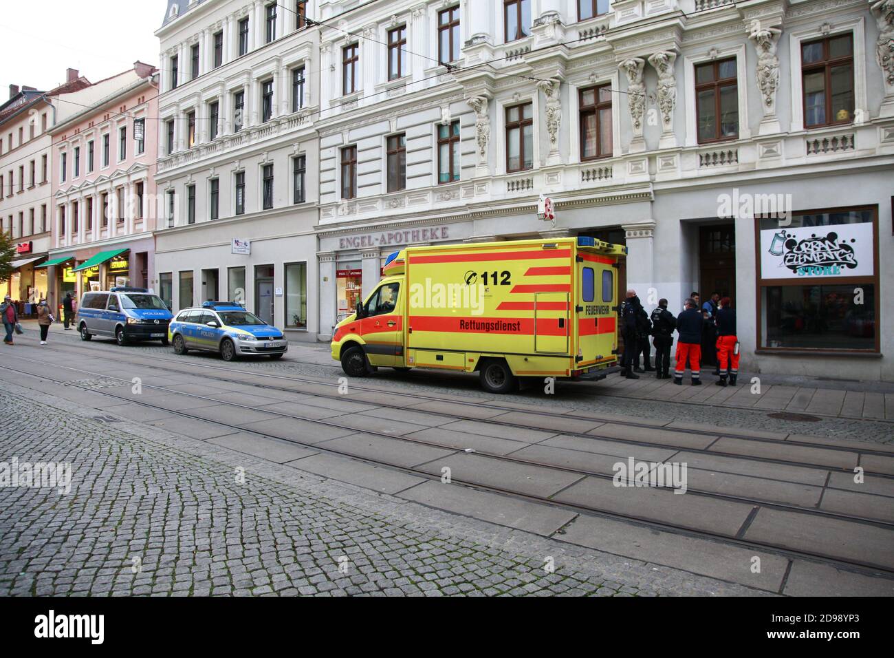 ein rettungseinsatz mit polizei unterstützung rtw, feuerwehr, notarzt ...