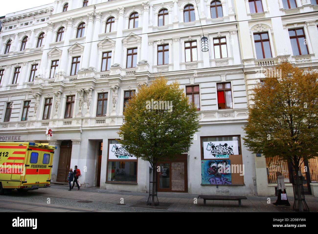 ein rettungseinsatz mit polizei unterstützung rtw, feuerwehr, notarzt ...