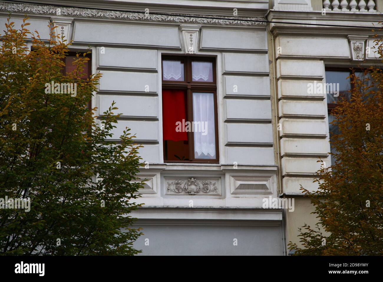 ein offenes fenster an einem jugendstil gründerzeit haus Stock Photo ...