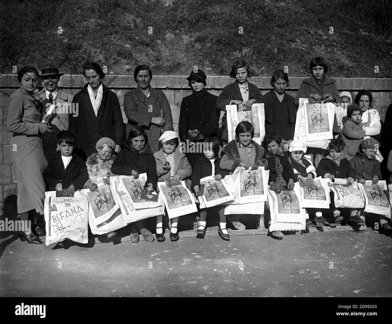 Benito mussolini a cavallo hi-res stock photography and images - Alamy