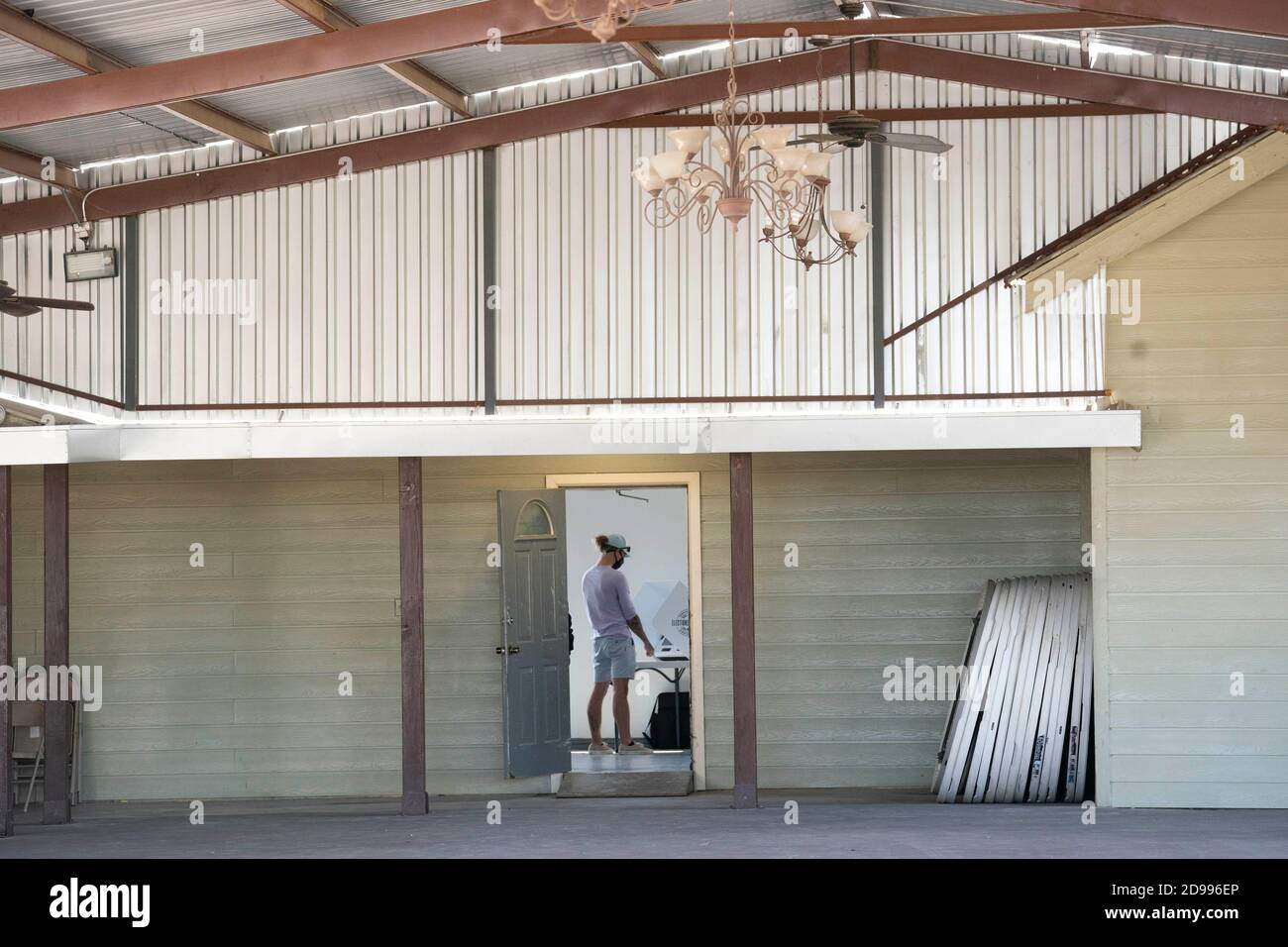 2020 voting booth hi-res stock photography and images - Alamy