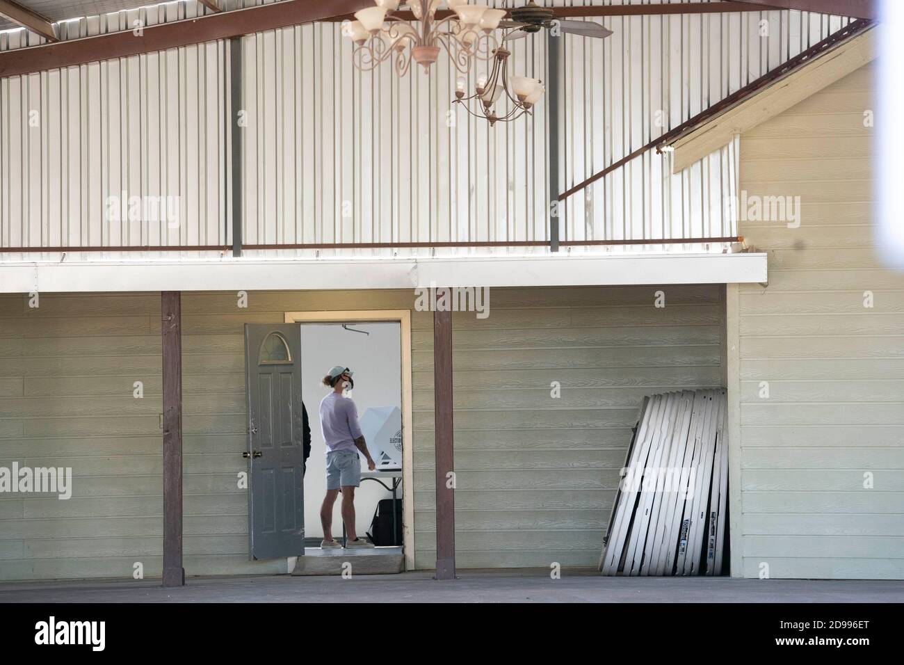 2020 voting booth hi-res stock photography and images - Alamy