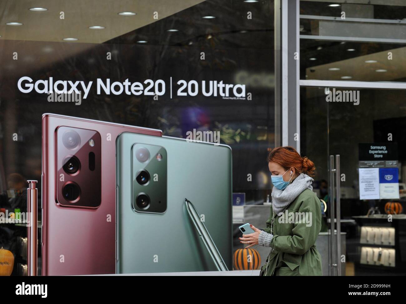 Samsung galaxy note 20 ultra hi-res stock photography and images - Alamy